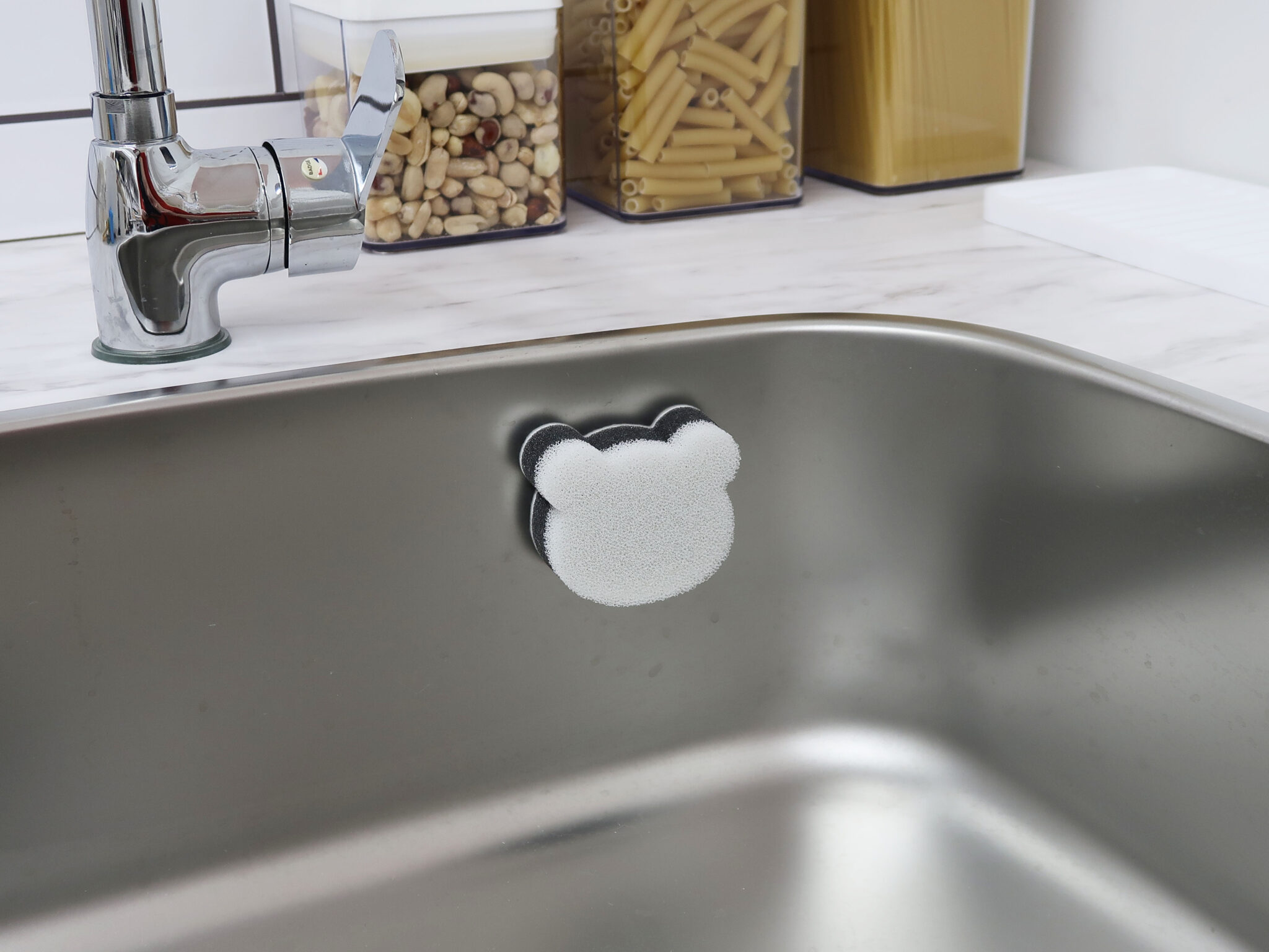 ペタッとシンクに貼りつく「クマPETAKORAシンク洗い」ほか、キッチン用スポンジ新発売 | ニュースリリース | KOKUBO PRESS 小久保工業所・紀陽除虫菊・扶桑化学 広報サイト